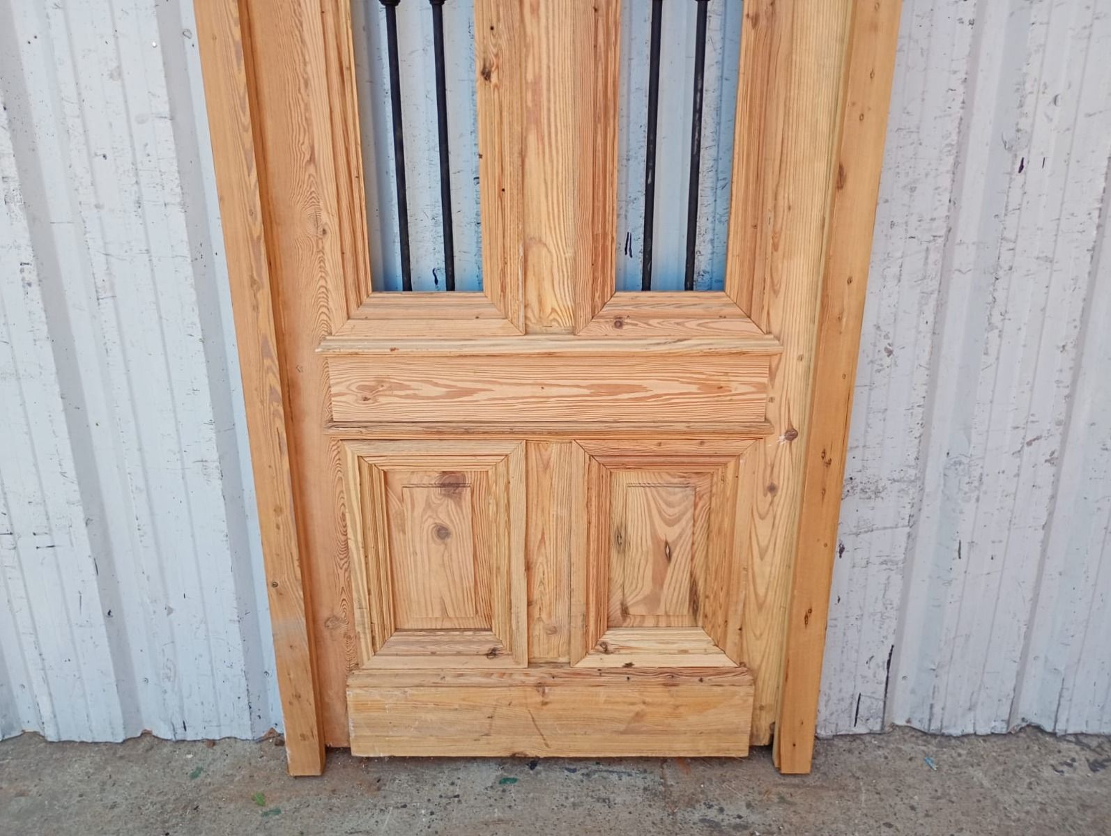 Chapas Usadas :: Puerta de frente en madera antigua pinotea con reja ...
