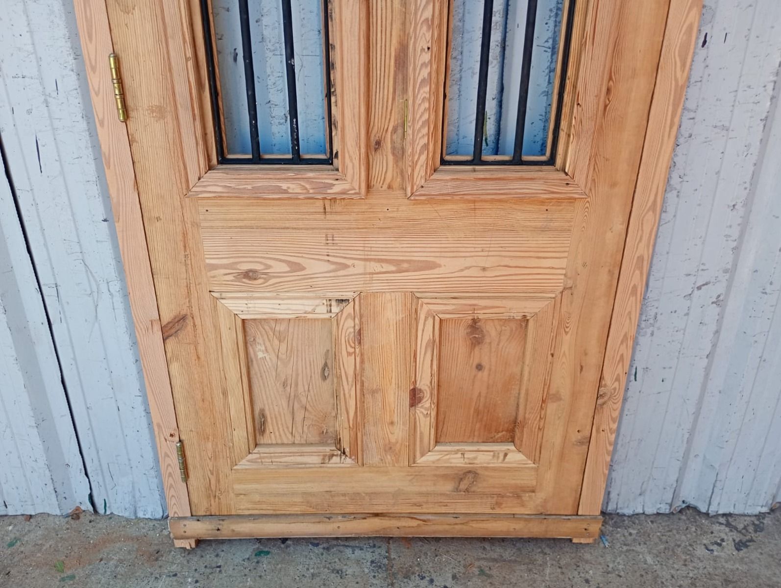 Chapas Usadas :: Puerta de frente en madera antigua pinotea con reja ...